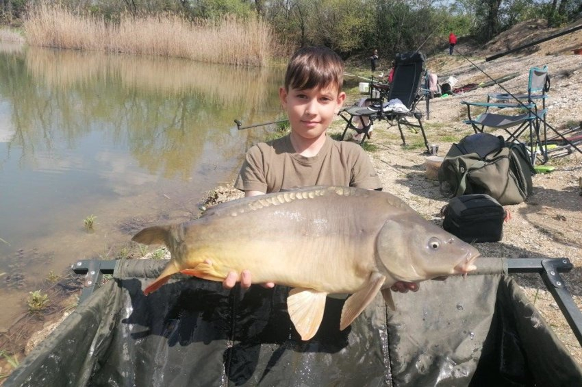 Horgász szakkörön fogták a nagy pontyokat a répcelaki általános iskolások