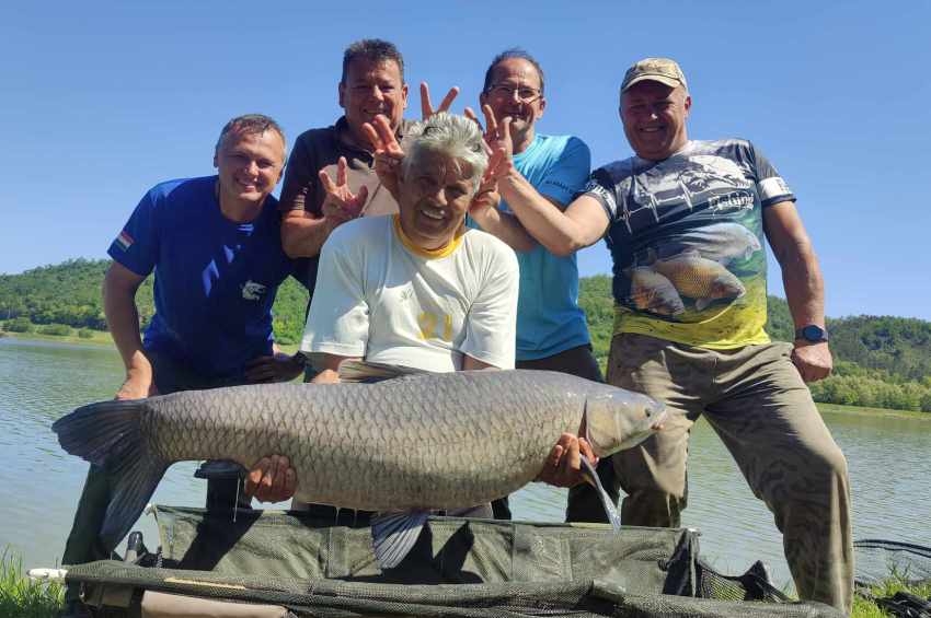 23 kilós fekete amurral döntötték meg a tórekordot Maconkán – fotókkal