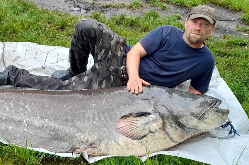Elképesztő magyar rekorddöntés: tókörre vitte a pecást a 120 kilós ...