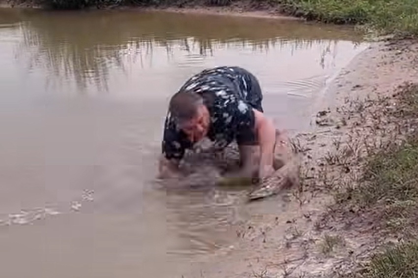 Videó: iszapbirkózásra kényszerítette a csuka a kíméletlen horgászt