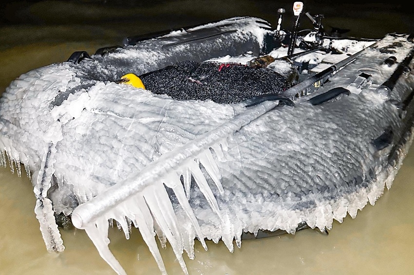 Jégpáncélba fagyott a balatoni pontyhorgász csónakja – videókkal