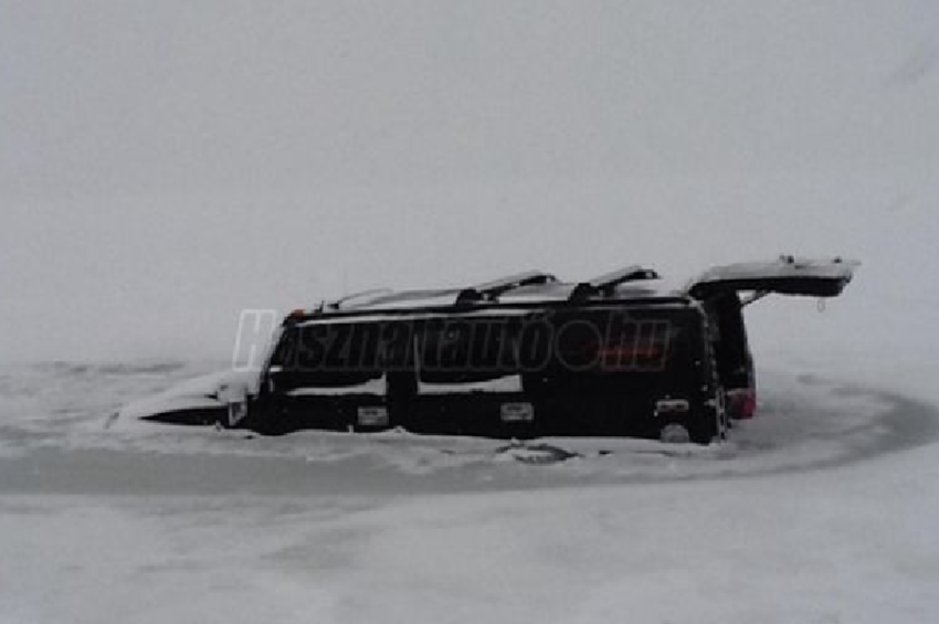 Eladó a jeges Balatonba beszakadt Hummer terepjáró – fotókkal