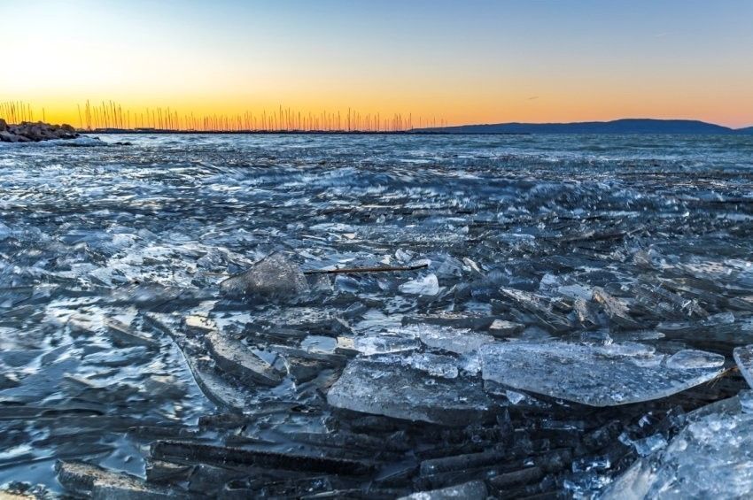 Összetolta a Balaton jegét a 120 kilométer/órás szélvihar