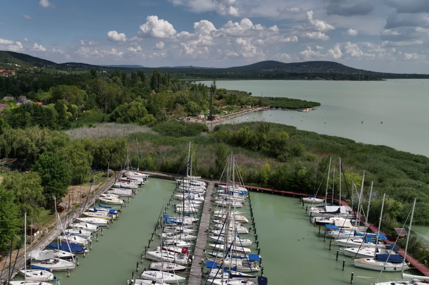 Katonai térképek és a műholdfotók mutatják, mit tettünk a Balatonnal