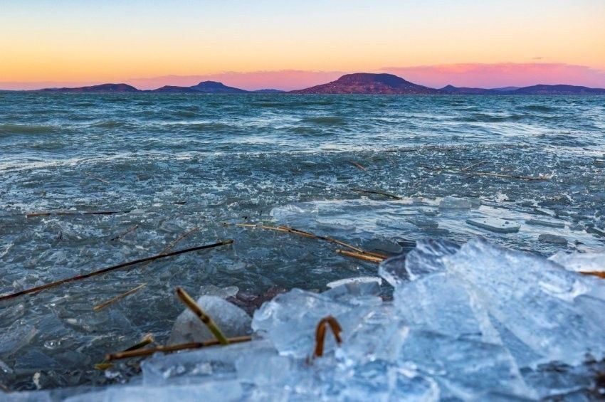 Összetolta a Balaton jegét a 120 kilométer/órás szélvihar